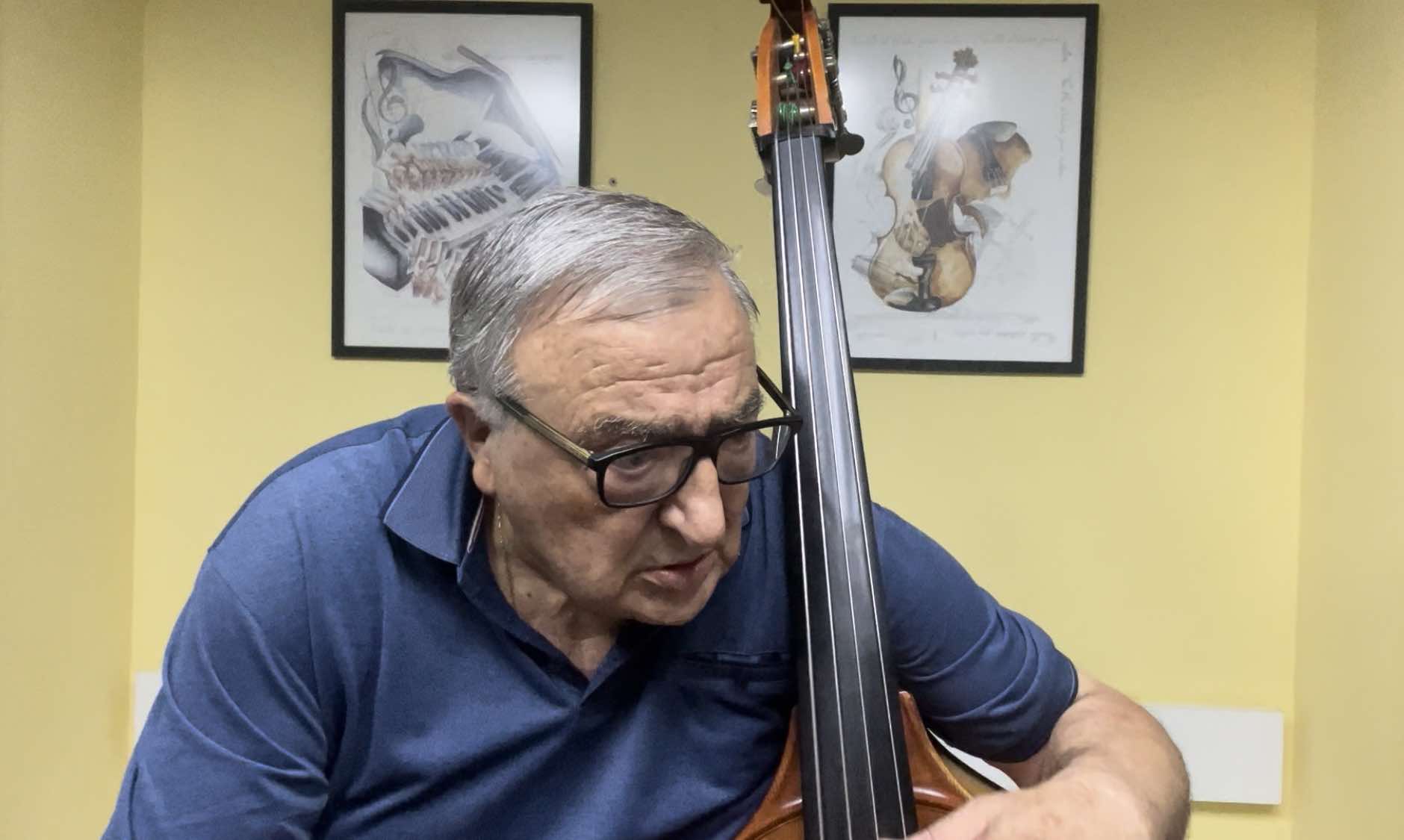 Els Segadors, interpretats pel músic empordanès universal Josep Quer ...